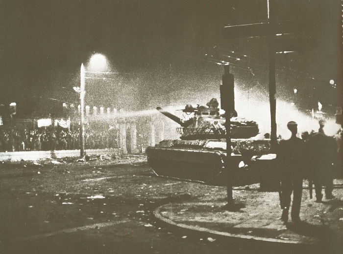 ΣΑΝ ΣΗΜΕΡΑ - 17 Νοεμβρίου 1973: Η Εξέγερση του Πολυτεχνείου κορυφώνεται ...