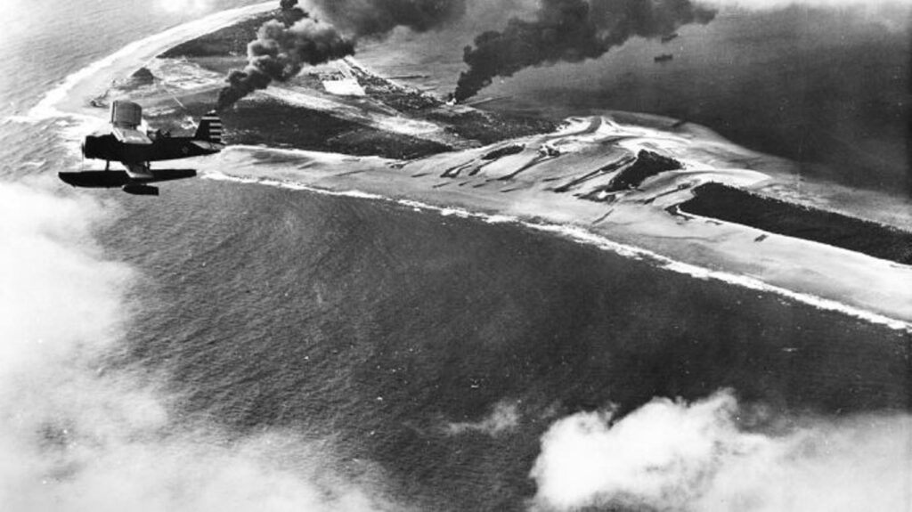 ΣΑΝ ΣΗΜΕΡΑ - 1 Φεβρουαρίου 1942: Επιδρομή στα νησιά Γκίλμπερτ και ...