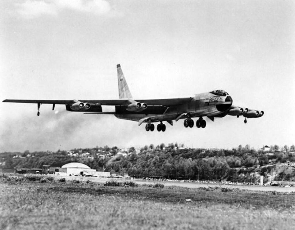 ΣΑΝ ΣΗΜΕΡΑ – 15 Απριλίου 1952: Πρώτη πτήση του στρατηγικού ...