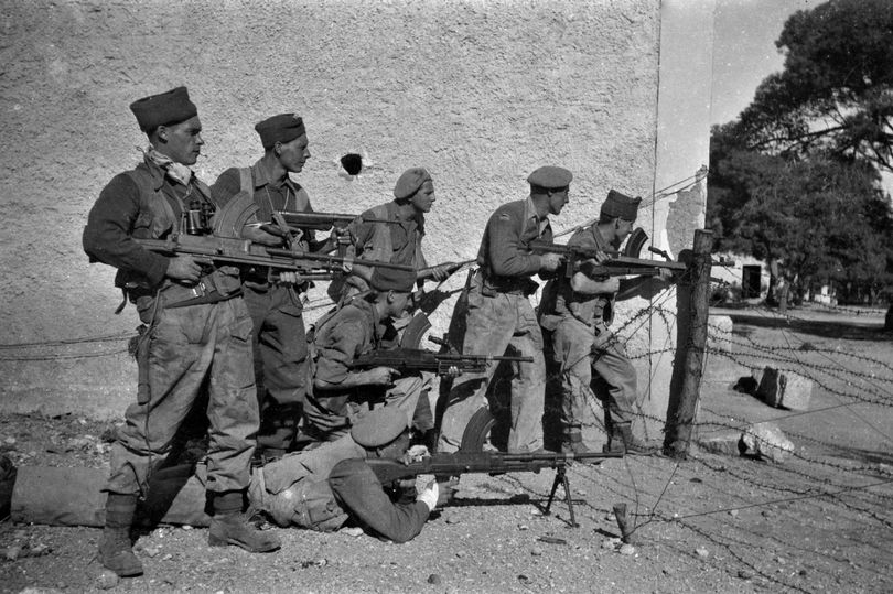 ΣΑΝ ΣΗΜΕΡΑ – 24 Απριλίου 1944: Βρετανική καταδρομή στη Σαντορίνη ...