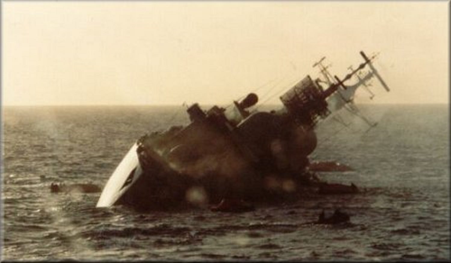 ΣΑΝ ΣΗΜΕΡΑ - 25 Μαΐου 1982: Η βύθιση του HMS Coventry στα Φώκλαντ ...