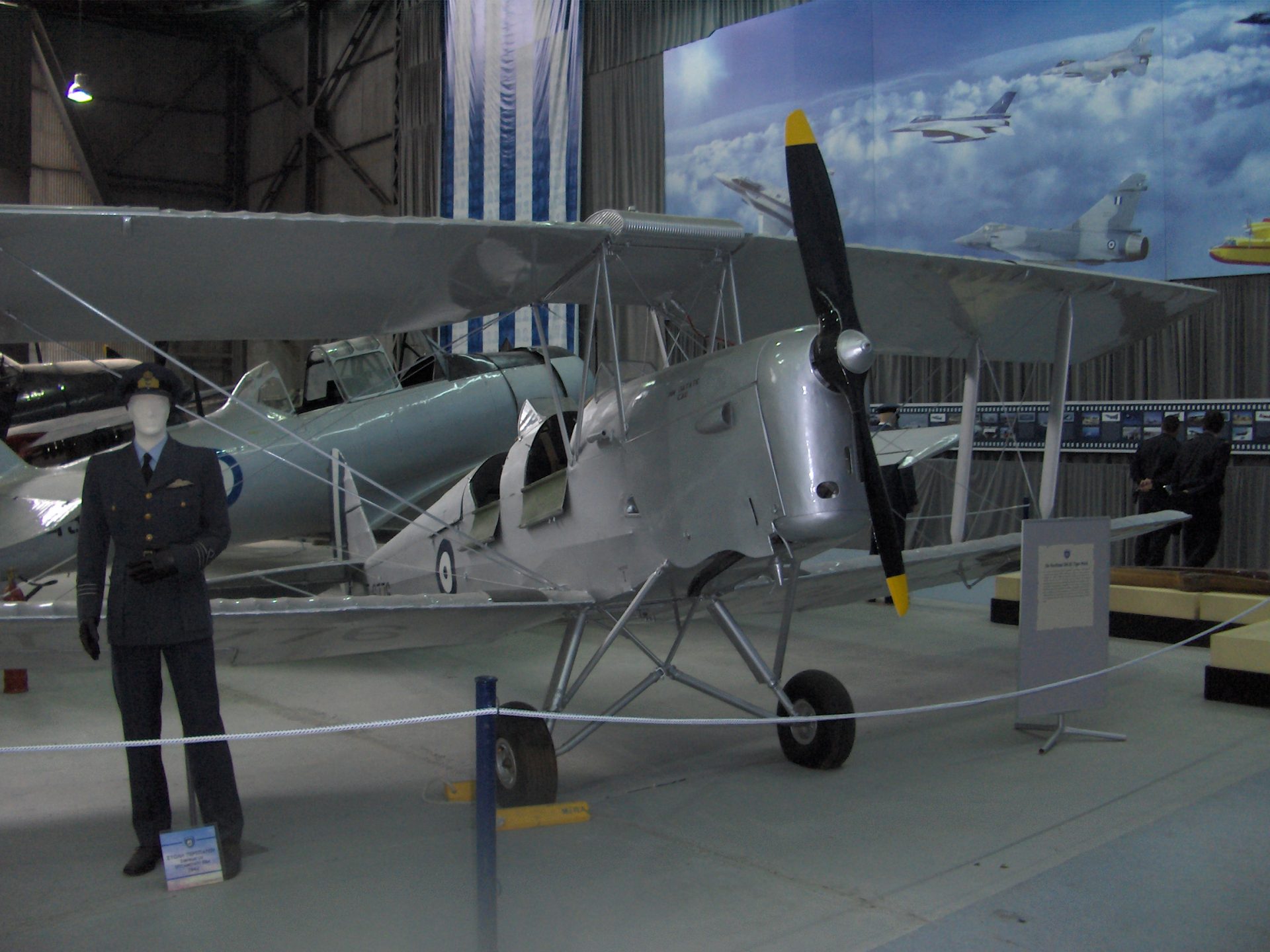 De Havilland D.H.82 Tiger Moth: Επιχειρησιακή Δράση και χρήστες ...